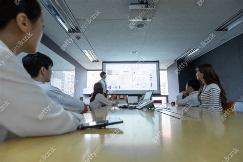 비즈니스 비즈니스미팅 미팅 회의실 회의탁자 테이블 프리젠테이션 연설 사업관계 비즈니스 이미지 Jv11937518 게티이미지뱅크