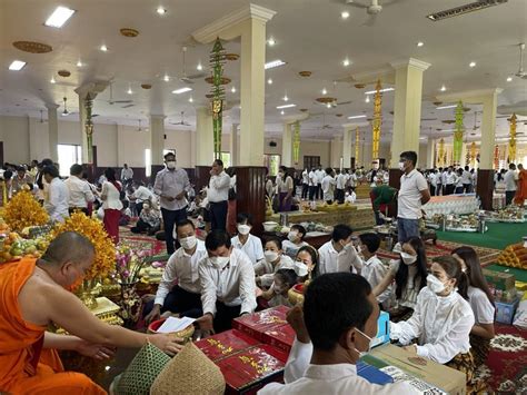 ឧកញ៉ា សុខ ស្រស់ ឧត្តមសេនីយ៍ឯក សុខ មនោរម្យ លោកជំទាវ គីម សុផារី អញ្ជើញកាន់បិណ្ឌទី១វត្តសម្តេចសង្ឃ