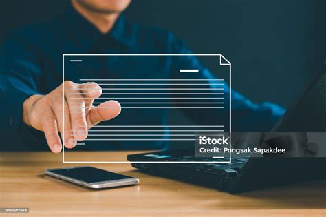 비즈니스 성과 평가 양식 사업가는 컴퓨터를 사용하여 온라인 평가 양식을 만들고 디지털 평가 양식을 작성하고 설문지 평가 및 온라인 평가를 수행합니다 가상현실에 대한 스톡