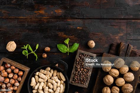 껍질 땅콩 호두 소나무 견과류 및 헤이즐넛에 견과류의 구색 오래된 어두운 나무 테이블 배경 평면도 플랫 레이 텍스트를위한 복사 공간 땅콩 견과에 대한 스톡 사진 및 기타