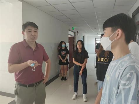 关爱进宿舍 温情暖人心——数学与统计学院爱国主义情怀进宿舍活动 沧州师范 数统学院