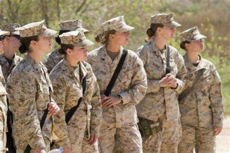 印度工人强奸美国女兵，大批美国大兵情绪失控，报复手段非常残忍性侵大兵女兵新浪新闻