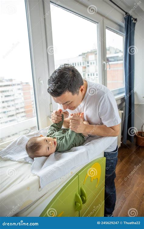 Ojciec Bawi Si Z Dzieckiem Ch Opiec Japo Ska Rodzina Obraz Stock Obraz Z O Onej Z