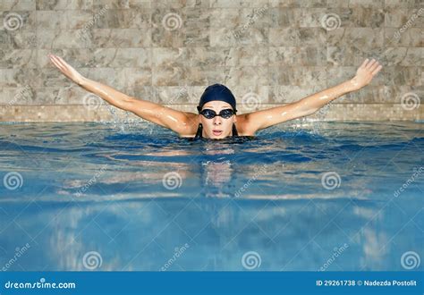 De Zwemmende Vrouw Van De Vlinder Stock Foto Image Of Verplaatsen