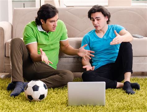 Amigos Viendo F Tbol En Casa Imagen De Archivo Imagen De Casero Emocional