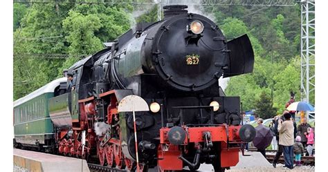 Дядо Коледа се качва на влак може да се возите с него и Снежанка