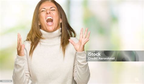 아름 다운 중 년 성인 여자 격리 된 배경 미친 미친 소리 고 적극적인 식와 팔 제기 함 이상의 겨울 스웨터를 입고 좌절 개념입니다 가을에 대한 스톡 사진 및 기타 이미지