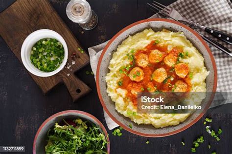 토마토 소스를 곁들인 미트볼로 그릇에 으깬 감자를 곁들여 냅니다 평면도 감자 요리에 대한 스톡 사진 및 기타 이미지 감자