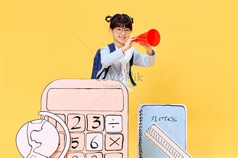 양손으로 뿔을 들고있는 어린 소녀 사진 무료 다운로드 Lovepik