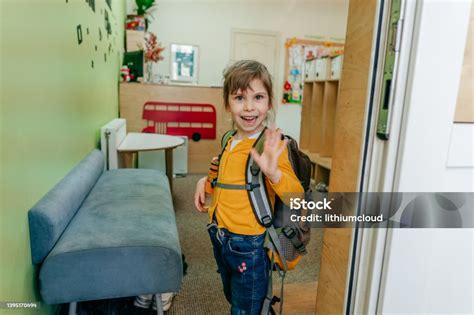 학교에서 문 근처에 서있는 배낭을 가진 행복한 어린 소녀 4 5세에 대한 스톡 사진 및 기타 이미지 4 5세 가방 고등학교 이하 Istock