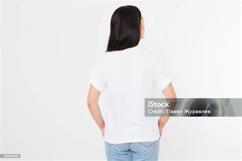 빈 흰색 티셔츠를 입은 젊은 아시아 의 일본 여성 T 셔츠 디자인과 사람 컨셉 흰색 배경에 고립 된 셔츠 전면 보기 모의 공간을 복사합니다 후면에 대한 스톡 사진 및 기타