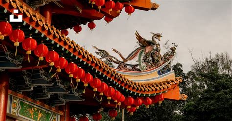 지붕에 빨간 등불이 매달려 있는 중국 건물 사진 Unsplash의 무료 쿠알라룸푸르 이미지