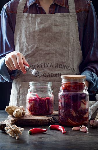 유리 항아리에 배 추 김치입니다 보라색 양배추와 수 박 무 김치를 준비 하는 여자 창 자 건강 발효 및 채식 Probiotic 식품 발효에 대한 스톡 사진 및 기타 이미지
