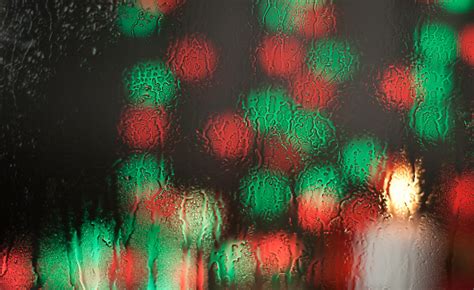 투명 한 유리에 거리에서 비에서 물 흐름의 방울 이를 통해 흐릿한 보케와 새해 화환의 여러 가지 색의 반점이 보입니다 0명에 대한 스톡 사진 및 기타 이미지 Istock