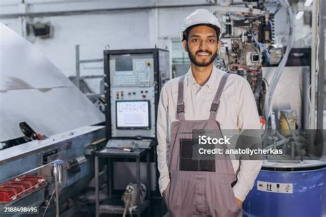 기계의 운영자 공장에서 실내에 있는 산업 노동자 하얀 안전모를 쓴 젊은 기술자 20 24세에 대한 스톡 사진 및 기타 이미지 20 24세 25 29세 강철 Istock