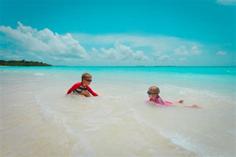 어린 소녀와 소년 놀이 해변에서 수영 아 이들은 휴가에 재생 가족에 대한 스톡 사진 및 기타 이미지 가족 금발 머리 남성