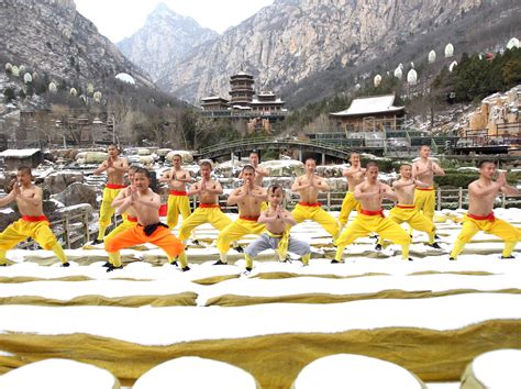 任你天再冷：少林武僧冰天雪地赤膊上阵苦练功 图