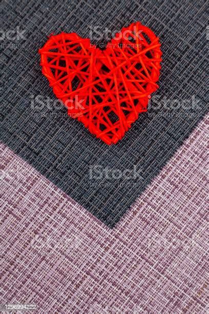 검은 색과 분홍색 배경에 두 개의 빨간 마음 발렌타인 데이 2월에 대한 스톡 사진 및 기타 이미지 2월 공휴일 구도 Istock
