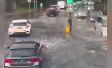 Проливни дъждове предизвикаха наводнения и проблеми за транспорта в