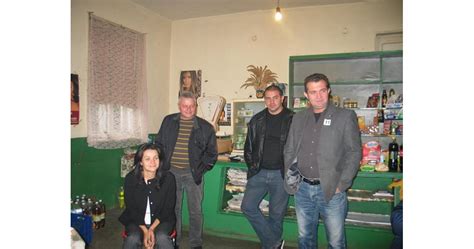 Хората от село Въртоп пред кандидата за кмет на община Видин Росица Кирова Зле сме