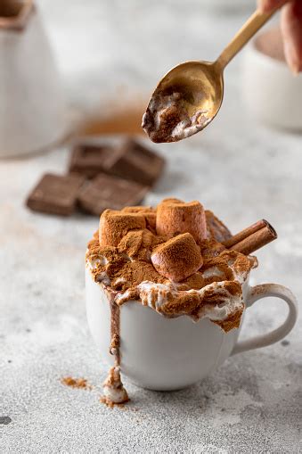 콘크리트 배경에 계피와 마시멜로로 장식 된 휘핑 크림핫 초콜릿 코코아 컵 넘치다에 대한 스톡 사진 및 기타 이미지 넘치다 핫 초콜릿 감정 Istock
