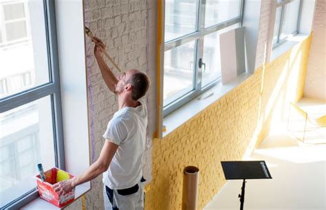 Как покрасить кирпичную стену