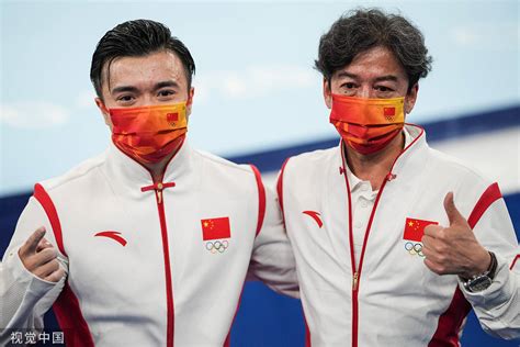 高清图：体操男子吊环刘洋夺金 领取奖牌开心激动 搜狐大视野 搜狐新闻