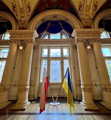 Через напади та погрози польський театр змушений сховати прапор України Читайте на Ukr Net