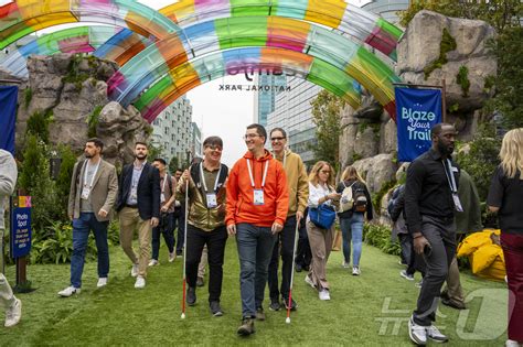 세일즈포스 연례 최대 글로벌 It 콘퍼런스 드림포스 2024에 입장하는 참가자들 뉴스1