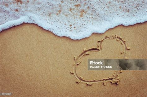 부드러운 파도 질감 추상적 인 배경 모래 해변에 마음 그리기 사랑의 자유와 여행 휴식 개념의 공간을 복사합니다 복고풍 색조 필터