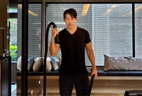 冻龄男神”黄少祺新剧秀身材，立体腹肌超养眼 知乎