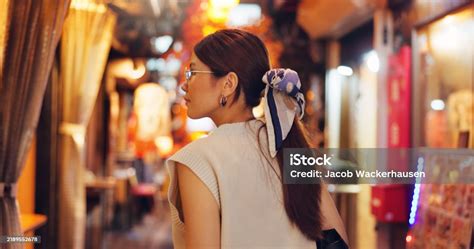 야시장 다시 그리고 쇼핑 여행 목적지 및 축제를 위해 휴가에 도시에서 일본 여성 문화 전통 휴일 및 도시 관광 및 유산을 위한 골목에서 사람과 함께 걷기 25 29세에 대한