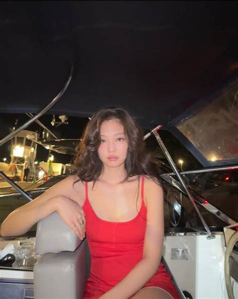 제니 밤파티에 뜬 레드 핫걸 민소매 원피스 입고 고혹적 미모 뽐내 스타와 패션