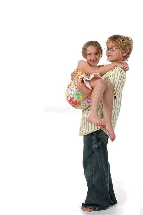 Gro Er Bruder Der Seine Kleine Schwester Anh Lt Stockbild Bild Von Freunde Gl Ser