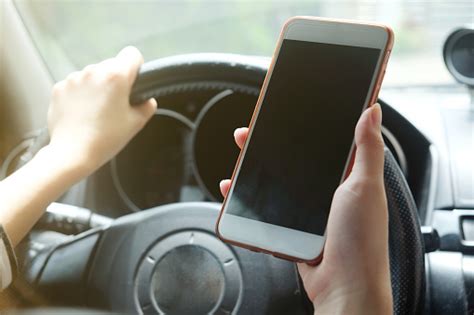여자는 차를 운전 하는 동안 스마트 휴대 전화를 사용 하 여입니다 교통에 대한 스톡 사진 및 기타 이미지 교통 교통수단 내비게이션 Istock