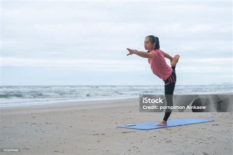 해변에서 요가를 연습하는 아시아 여성 해변의 푸른 요가 매트에서 야외에서 스트레칭을하고 요가를하는 젊은 아름다운 여성 자연에서 휴식 30 34세에 대한 스톡 사진 및 기타