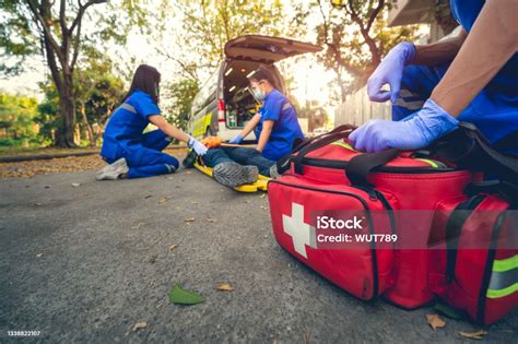 응급 사고 환자는 들것에 누워 머리에 고통 응급 처치 훈련 및 응급 사고에 환자를 이동 구급대원은 구급차 차로 환자를 이송합니다 응급 처치 백에 초점을 선택합니다 교육