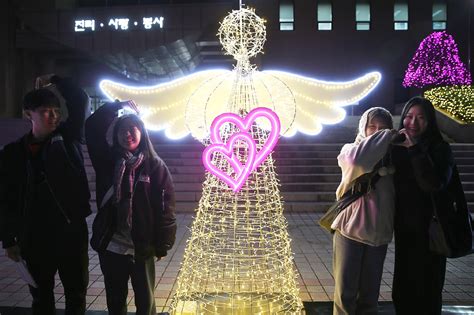 모두에 희망 주는 빛 되기를” 목원대 대형 크리스마스트리 올해 첫 점등