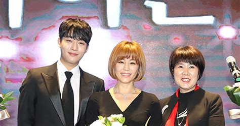 [포토] 견미리 뷰티부문 대상 수상한 딸 이유비 대리수상 했어요~ 2019 대한민국을 빛낸 10인의 대상