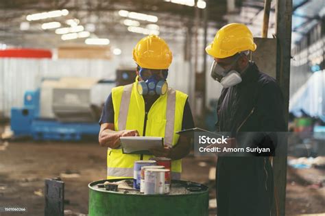 화학 물질 누출 및 안전 최우선 개념 화학 전문가 그룹은 안전 유니폼을 입고 산업 공장에서 화학 물질 누출을 검사하는 방독면을 착용합니다 두 명의 과학자가 식물의 액체