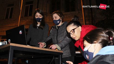 ბათუმში სკოლებთან მისასვლელი გზები სახიფათოა „არ გადადოს“ პერფორმანსი მერიასთან Batumelebi