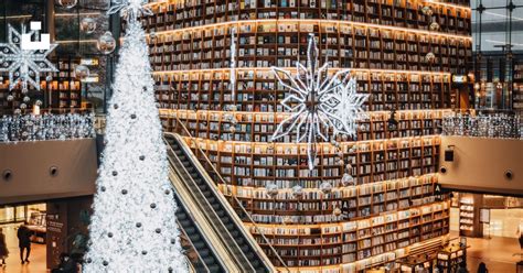 큰 건물에 있는 큰 크리스마스 트리 사진 Unsplash의 무료 식물 이미지