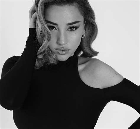 ნუცა ბუზალაძის ვარცხნილობის ახალი სტილი ფოტოები მომღერლის ინსტაგრამიდან კვირის პალიტრა