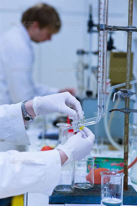 female researcher carrying out research in a chemistry lab colo Kimya mühendisliği Kimya