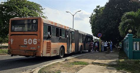 버스 정류장의 아바나 주민들