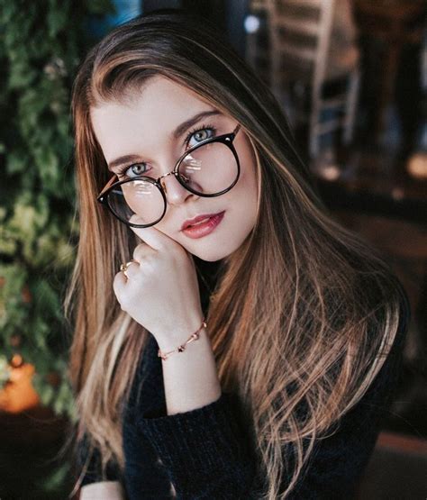 Pin En Girls With Glasses