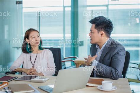 현대 사무실에서 새로운 프로젝트에 대해 논의하고 있는 두 명의 아시아 기업인 2명에 대한 스톡 사진 및 기타 이미지 2명 30 34세 40 44세 Istock