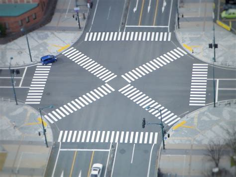 それ、交通違反です！歩行者信号が全方向「青」の歩車分離式信号でも斜め横断はダメ？？ Brise