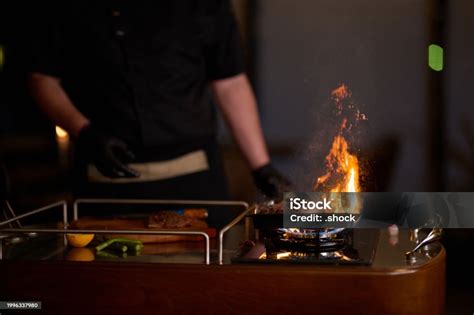 클로즈업 샷 전문 셰프가 현대적인 요리 기술을 사용하여 맛있는 스테이크를 전문적으로 준비하여 미식 요리의 예술에서 요리의 우수성과 정확성을 보여줍니다 고기에 대한 스톡 사진