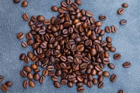 회색 슬레이트 배경에 커피 콩 맨 위 보기 공간을 복사합니다 0명에 대한 스톡 사진 및 기타 이미지 0명 갈색 검은색 Istock